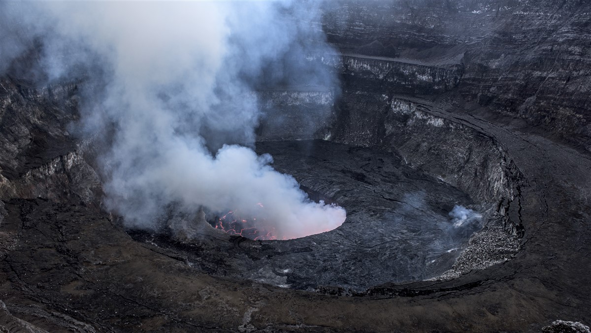 L'œil du volcan : plongée dans le cratère Sauron et ses secrets géologiques